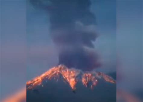 ¡impactante Volcán Entra En Erupción En Japón