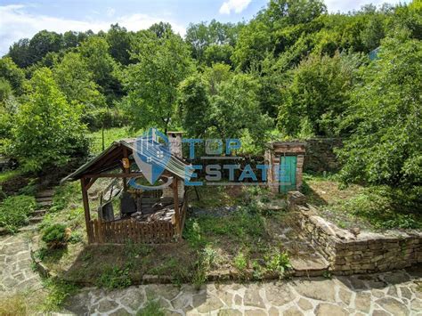 Трявна Двуетажна къща в Тревненския балкан Двуетажна къща 140 кв м РЗП 950 кв м двор Къщи Вили