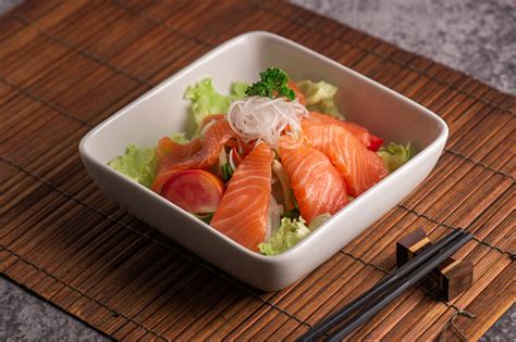 시금치 체리 토마토 옥수수 샐러드 아기 시금치 신선한 민트와 바질을 곁들인 연어 샐러드 집에서 만든 음식입니다 맛있고 건강한