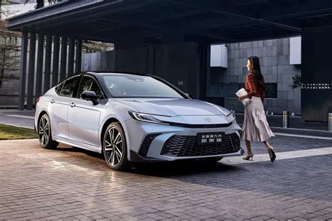 大改款《toyota Camry》油車接單價仍百萬內 油電車升級5代油電 入門車款回歸 全車系升級tts 30 多一具安全氣囊