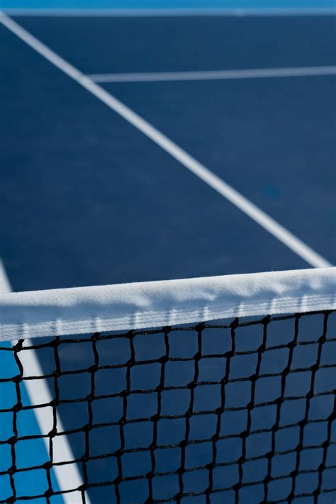 그물이있는 테니스 코트 사진 Unsplash의 무료 테니스 이미지