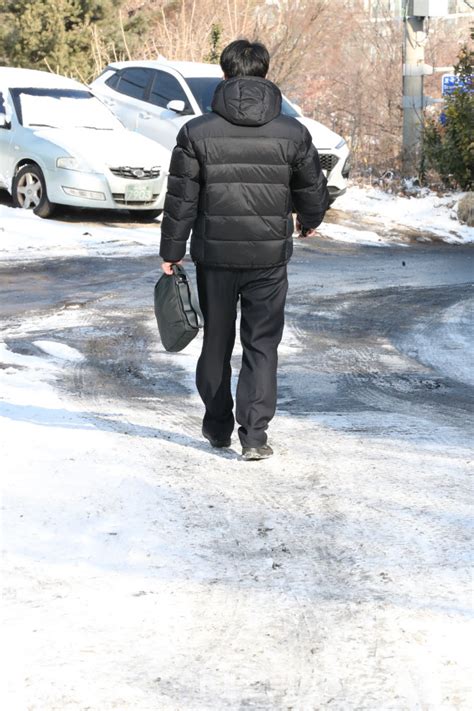 [포토]전날 내린 눈으로 미끄러운 골목