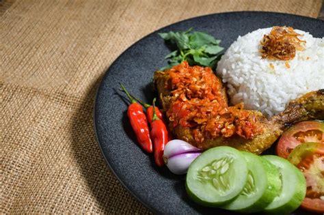 Ayam Geprek Sambal 인도네시아 음식 또는 Geprek 프라이드 치킨과 삼발 핫 칠리 소스를 곁들인 밥 프리미엄 사진