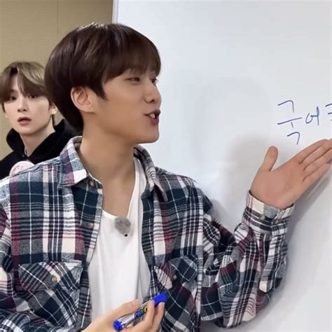 엠지 On Twitter 얘들아 뒤에 저 사람 나만 보여