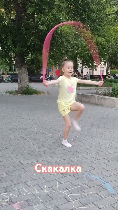 Художественная гимнастика Nadeinaanna показывает прыжки со скакалкой