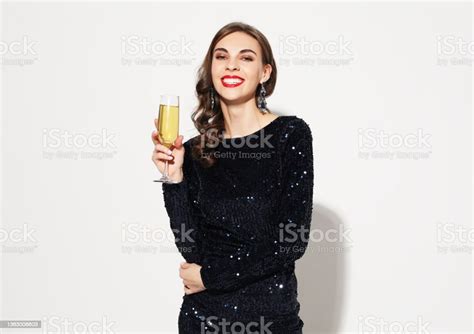 흰색 배경 위에 포즈를 취하는 샴페인 한 잔을 들고 저녁 드레스를 입은 고급 여성 샴페인 와인에 대한 스톡 사진 및 기타 이미지 샴페인 와인 아름다운 여성 쥠
