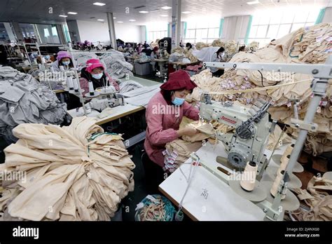 Chinesische arbeiter fabrik textil Fotos und Bildmaterial in hoher Auflösung Alamy