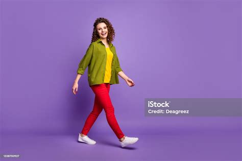 풀 사이즈 프로필 사이드 사진 의 젊은 사랑스러운 예쁜 달콤한 웃는 여자 가기 산책 입고 다채로운 의상 고립 된 보라색 색상