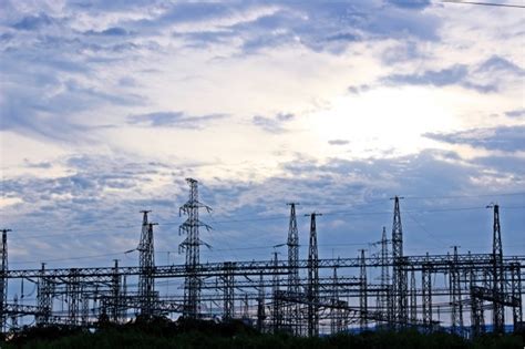 電験一種は平均年収は高め？二種や三種との違い、一種を活かせる職場とは！転職・成功事例も紹介！ ビズケン｜建設業にフォーカスした情報を配信