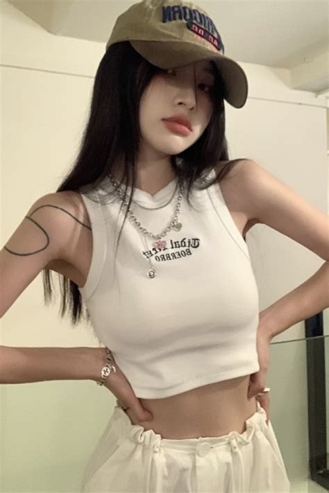 핑크프릴 리조 자수 레터링 라운드넥 민소매 나시 크롭 탑