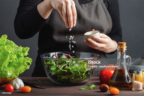 야채 샐러드를 준비 하는 부엌에서 여자 요리사입니다 건강 한 먹는입니다 다이어트 개념입니다 생활의 건강 한 방법입니다 집에서