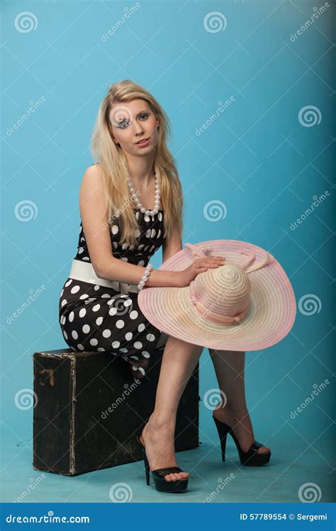 Ragazza Bionda Che Posa Nello Stile Della Spiaggia Fotografia Stock