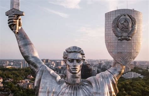 Герб на трезубец В Киеве на памятнике «Родина мать сменят символику