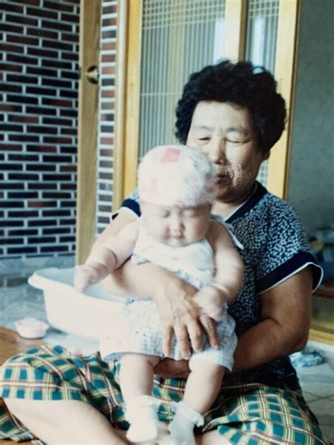 지극한 할머니 사랑으로 손녀는 글을 쓰고 있다