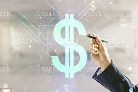 흐리게 사무실 배경에 가상 Usd 기호 홀로그램 작업 펜남성 손의 이중 노출 뱅킹 및 투자 개념 개념에 대한 스톡 사진 및 기타