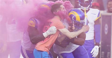 Rams Lb Bobby Wagner Flattens Protester Who Gets On Field