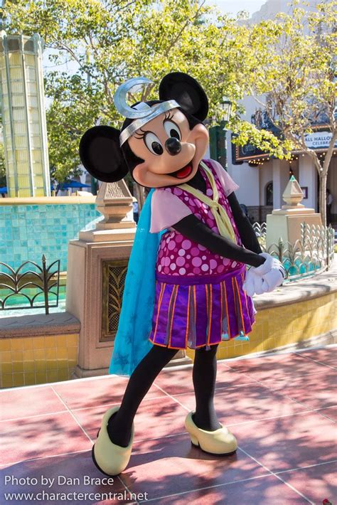 Meeting Minnie Mouse Minnie Mouse Disneyland Minnie Minnie Mouse