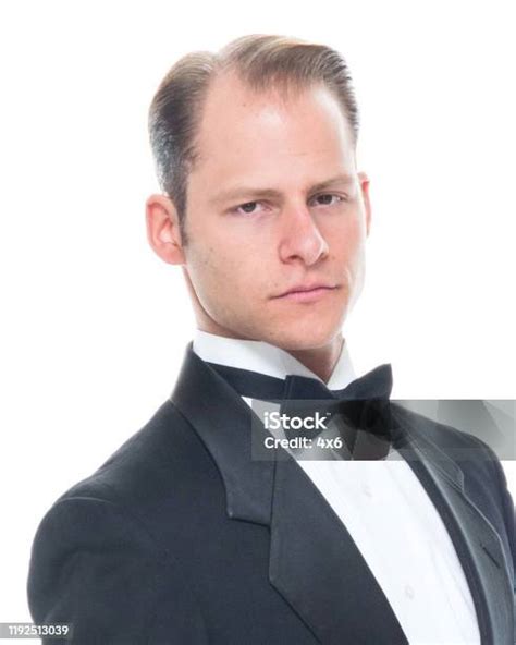 2029세의 잘생긴 사람 금발머리 짧은 머리 백인 남성 정장 착용 웃고 있는 슈트 해피 명랑한 슈트의 한 남자 헤드샷 초상화 20 29세에 대한 스톡 사진 및 기타 이미지