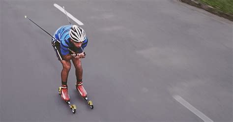 브라질의 첫 올림픽 크로스 컨트리 스키 선수 길거리에서 훈련