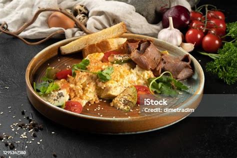 쇠고기 아보카도 체리 토마토를 곁들인 오믈렛 아침 식사의 따뜻한 메인 코스는 할랄 치킨 계란 야채 및 허브로 만들어집니다 구운