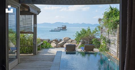 낮 동안 수영장 근처의 갈색 나무 의자 사진 Unsplash의 무료 파랑 이미지