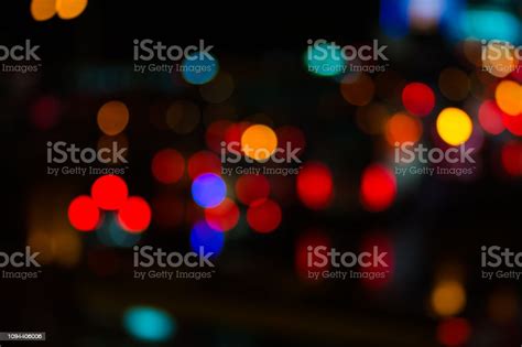 시 밤 밝은 배경에서 거리도 빨간 개요 Bokeh 빛 반짝이 스파클을 배경으로 인사말 카드에 대 한 소프트에 장식 흐리게 원 0