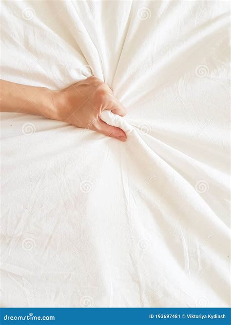 Abschluss Die Sexy Frauenhand Die Weiße Blätter In Der Ekstase Im Bett