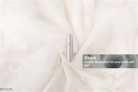 크리미한 가볍고 투명한 튤 원단의 립스틱을 아름다운 주름으로 바삭바삭한 립스틱 카피 스페이스와 함께 클로즈업 한 화장품 금속 광택 병 천연 화장품용 골드 및 실버 튜브 0