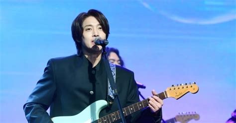 포토 김현중 음악을 느끼며