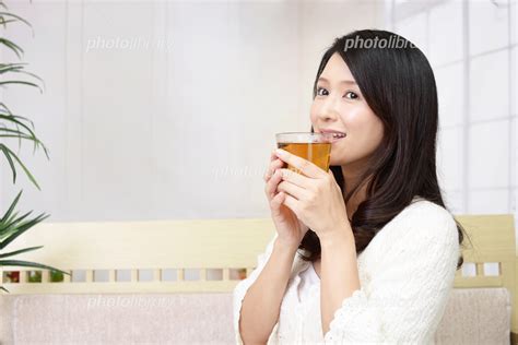 紅茶を飲み寛ぐ女性 写真素材 5850853 フォトライブラリー Photolibrary