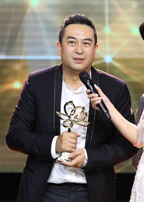 國民大叔張嘉譯失視帝不失落 黑色西裝展成熟魅力侃侃而談 每日頭條