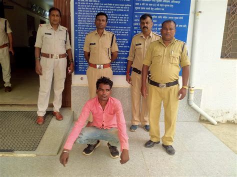 सार्वजानिक स्थान पर धारदार हथियार लहराकर आमनागरिकों को भयभीत करने वाले