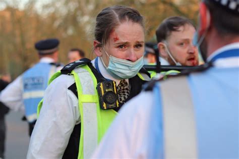 英国爆发反封锁暴力冲突：警察头破血流 和抗议者扭打一团新闻频道中国青年网