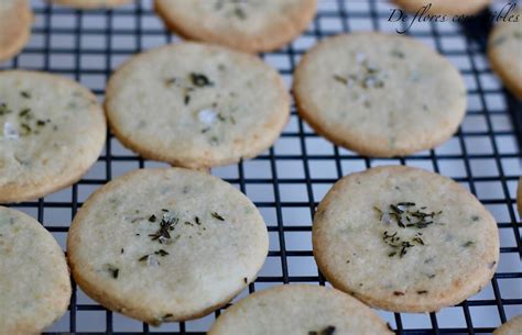 Galletas Saladas De Queso Con Romero Y Tomillo De Flores Comestibles