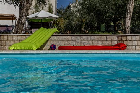 수영장에서 공간을 차지하는 수영장의 매트리스 풍선 매트리스에서 수영 0명에 대한 스톡 사진 및 기타 이미지 0명 공기 주입 래프트 Istock