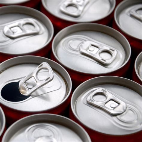 Muchas Latas De Refrescos De Aluminio Publicidad De Bebidas Gaseosas O