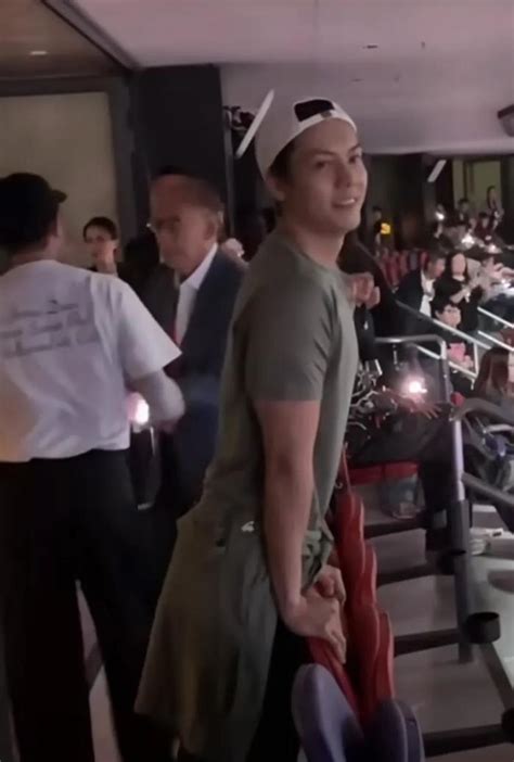 王菲低调现身谢霆锋演唱会，支持男友音乐事业，与陈奕迅陈伟霆同场观看手机新浪网
