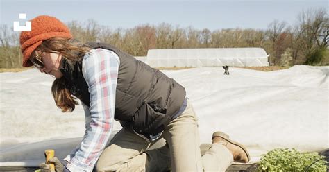 회색 재킷과 갈색 바지를 입은 여자는 낮에 눈 덮인 땅에 앉아 있다 사진 Unsplash의 무료 농장 이미지