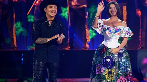 El Romántico Beso De Nodal A Ángela Aguilar En Pleno Concierto Video