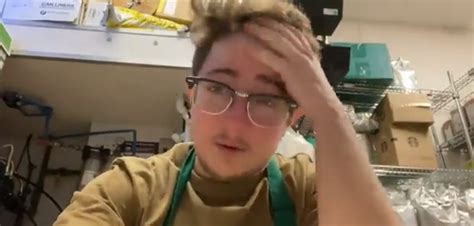 Joven llora por trabajar 8 horas al día en Starbucks es demasiado