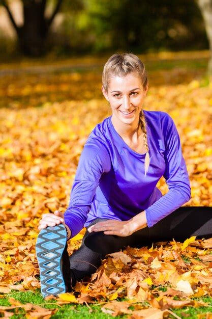 Premium Photo Woman Doing Gymnastics In Autumn Foliage