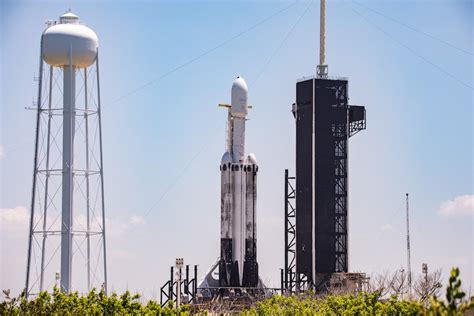 Falcon Heavy Check Out Photos Of Spacexs Falcon Heavy Rocket Fitted With Two