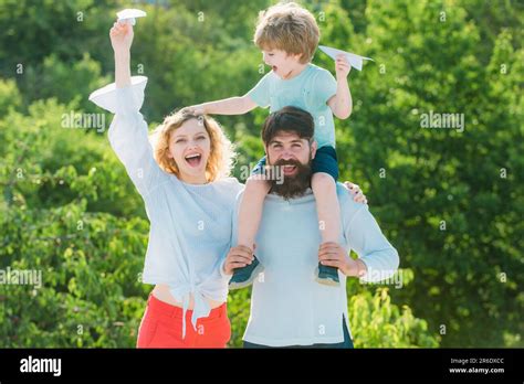 Bonne famille et petit fils jouant sur le ciel bleu d été Père mère et fils dans le parc Une