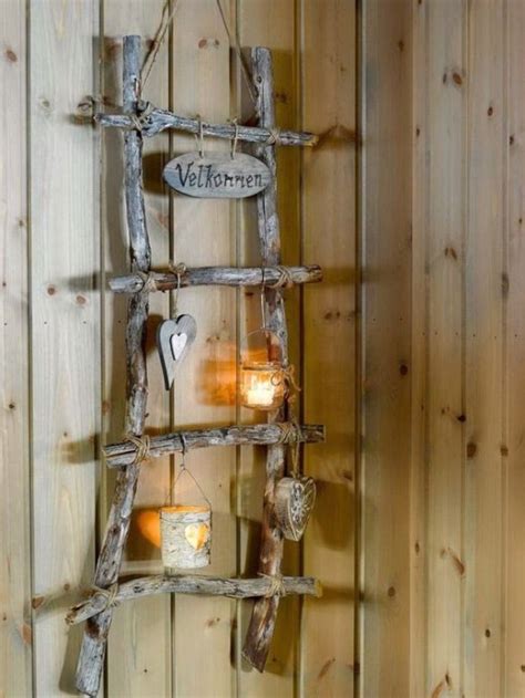 Лестницы из деревянных необработанных палочек в интерьере