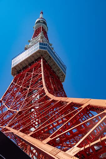 일본의 밝고 화창한 날에 맑고 푸른 하늘을 배경으로 우뚝 솟은 활기찬 도쿄 타워를 둘러보세요 0명에 대한 스톡 사진 및 기타 이미지 Istock
