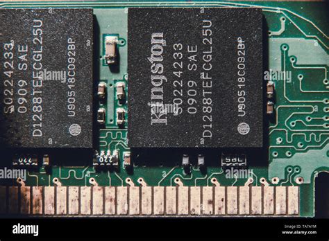 Kingston DRAM Chip On DDR DIMM Memory Module For Desktop Pc Computer Allow Processor To Access