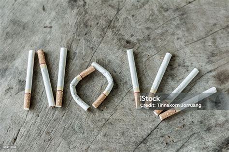Pria Menolak Konsep Rokok Untuk Berhenti Merokok Dilarang Merokok Gaya