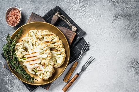 Steak Kembang Kol Panggang Dengan Thyme Dan Rempahrempah Dalam Piring