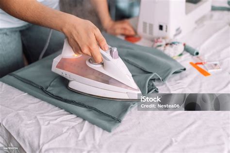 縫製器具の前で生地にアイロンをかける女性 1人のストックフォトや画像を多数ご用意 1人 オーダーメイド服 カラー画像 Istock