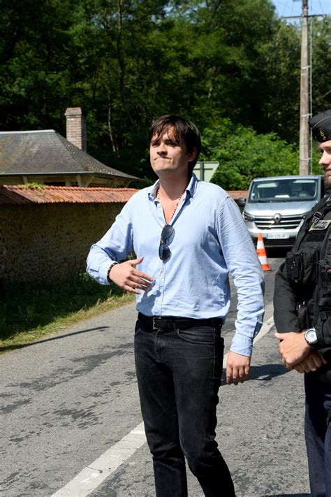 Photo Anthony Delon et son demi frère Alain Fabien découvrent les